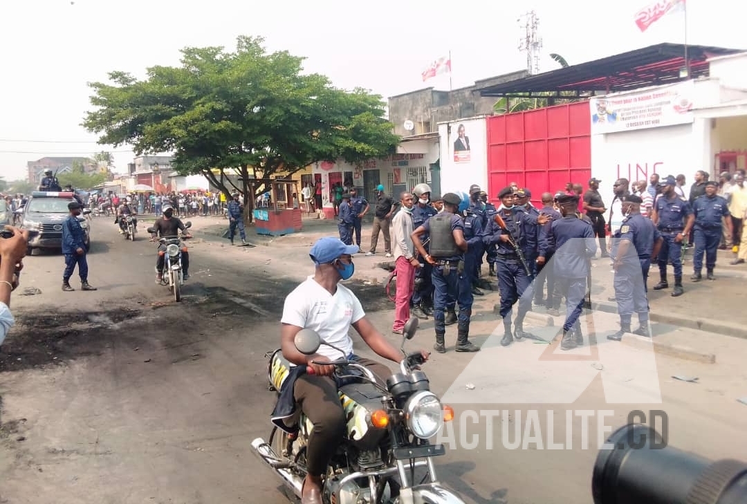 Condamnation de Kamerhe : à Kinshasa, les militants de l’UNC ont brulé ... Condamnation de Kamerhe : à Kinshasa, les militants de l’UNC ont brulé ...